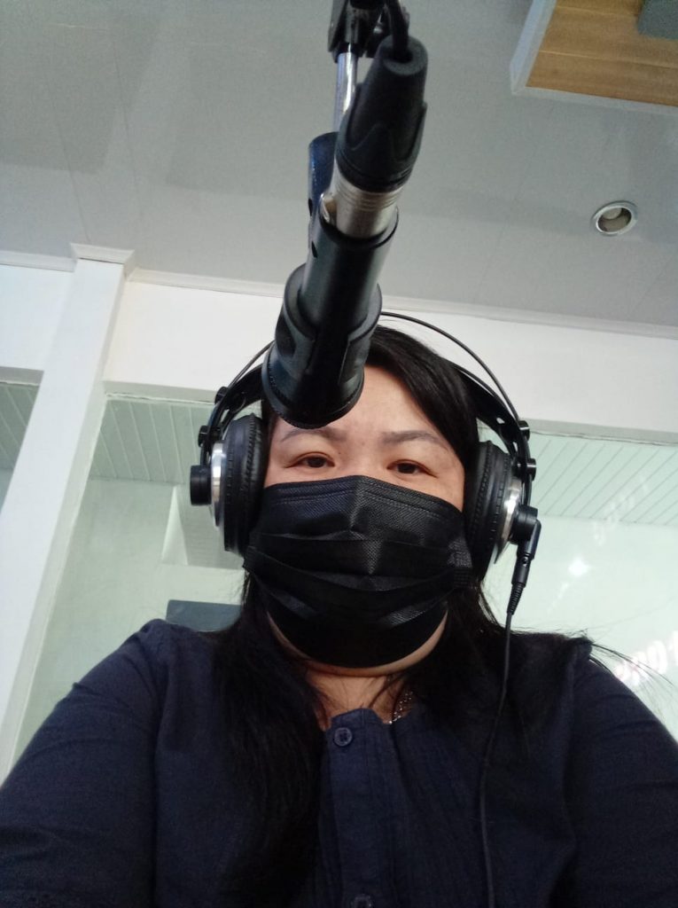 Dewi Susanti, Pustakawati SD Maria Goretti Menjadi Narasumber RRI Sungailiat - YtkNews