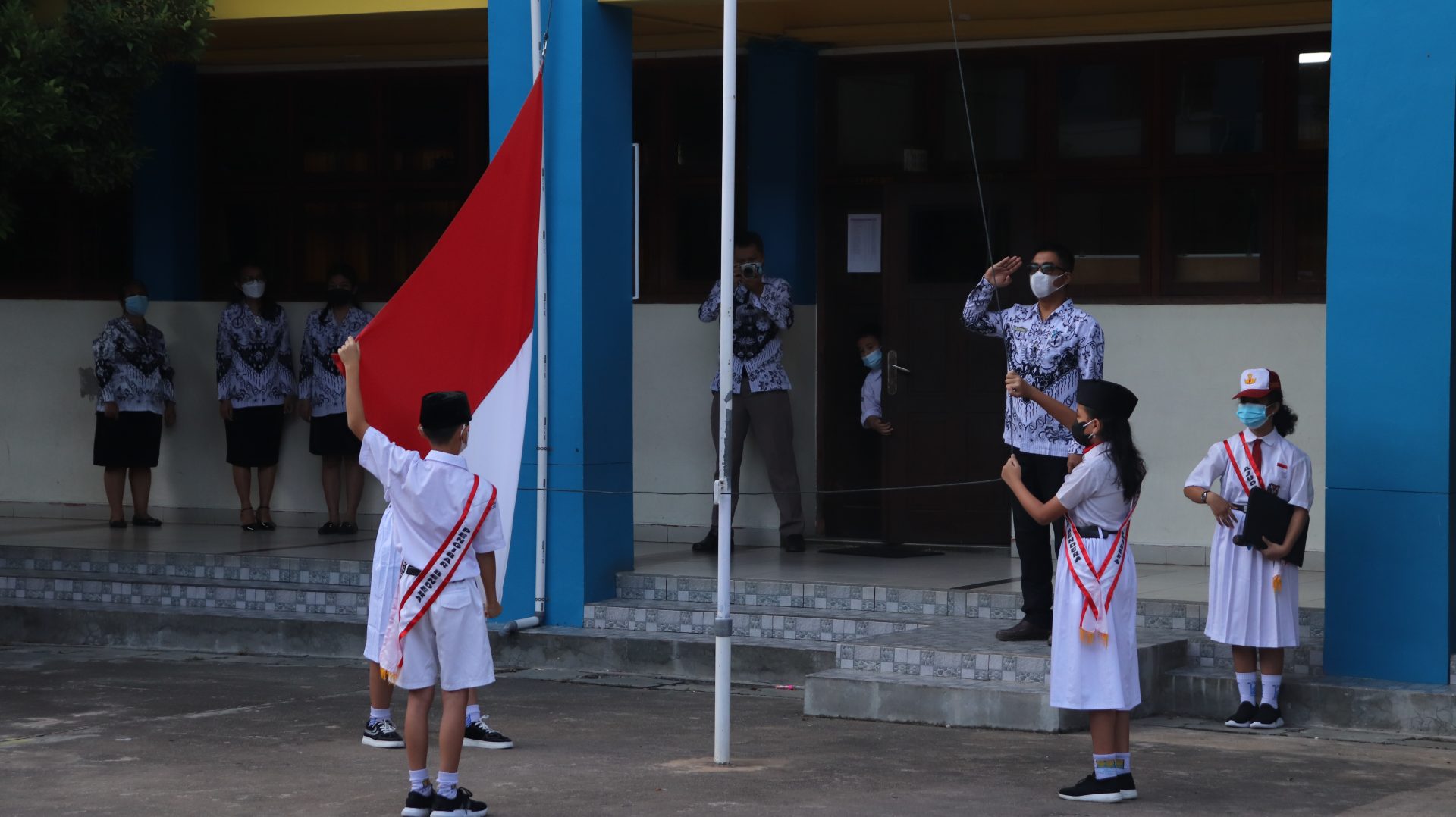 Inilah Suasana Upacara Bendera Perdana Pasca Pandemi di SD Yos Sudarso ...