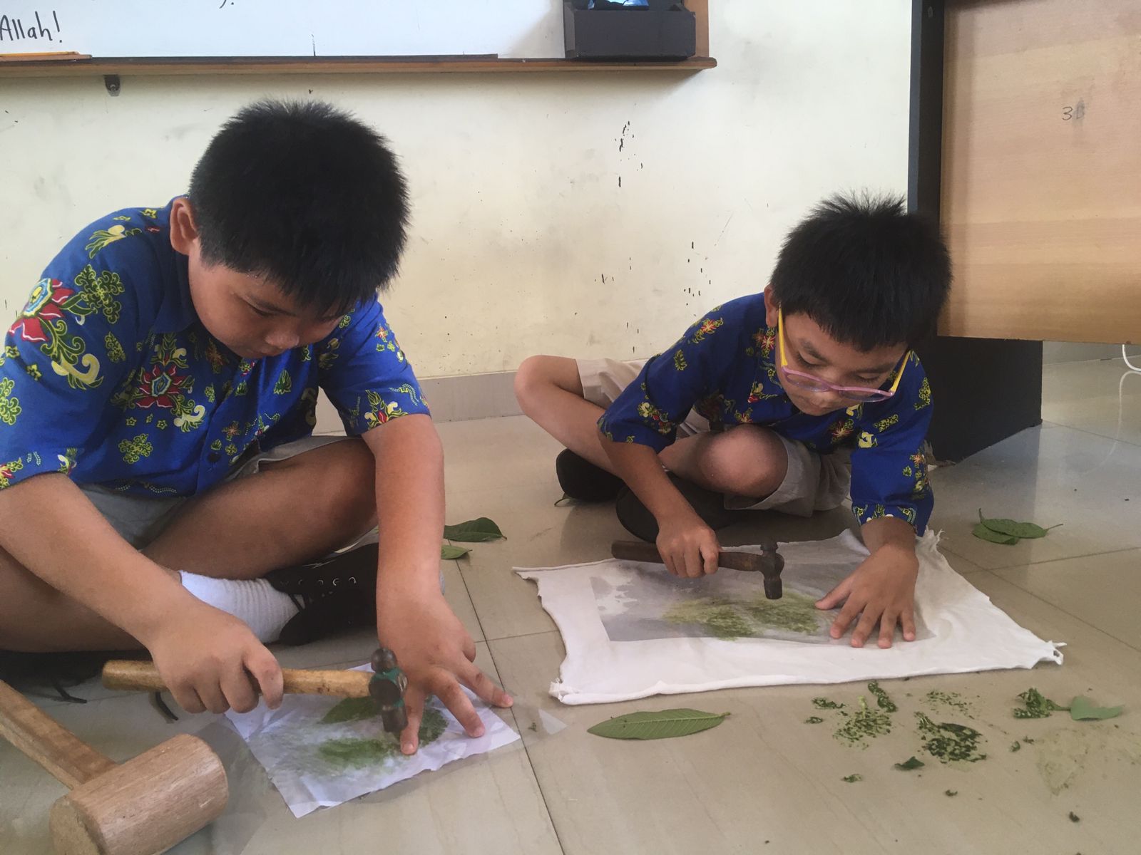 Anak-Anak SD Regina Pacis Belajar Membatik Ecoprint Dengan Teknik ...